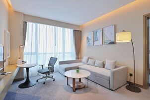 Suíte luxo, 1 cama King | Área de estar | TV de tela plana