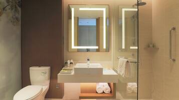 Um polibã, um chuveiro fixo, artigos de higiene pessoal grátis