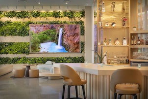 Este bar no terraço do hotel, com espaço para refeições ao ar livre