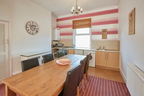 Apartamento | Cozinha privada | Um frigorífico, um micro-ondas, um forno, uma placa de cozinha 