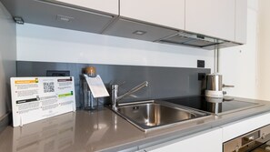 Apartamento (1 Bedroom) | Cozinha privada | Geladeira grande, micro-ondas, fogão, cooktop