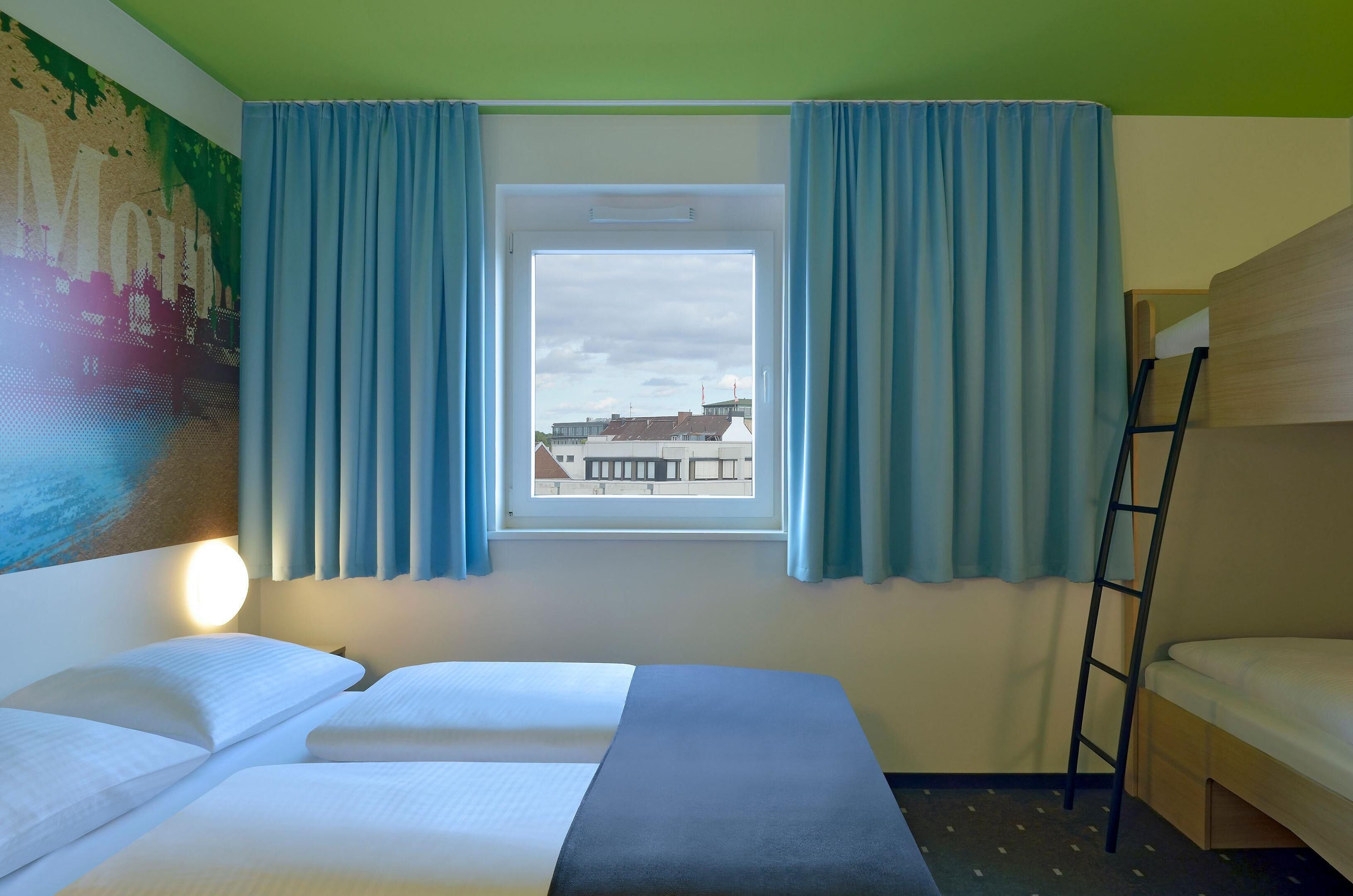 Escrivaninha, quartos à prova de som, Wi-Fi de cortesia, roupa de cama