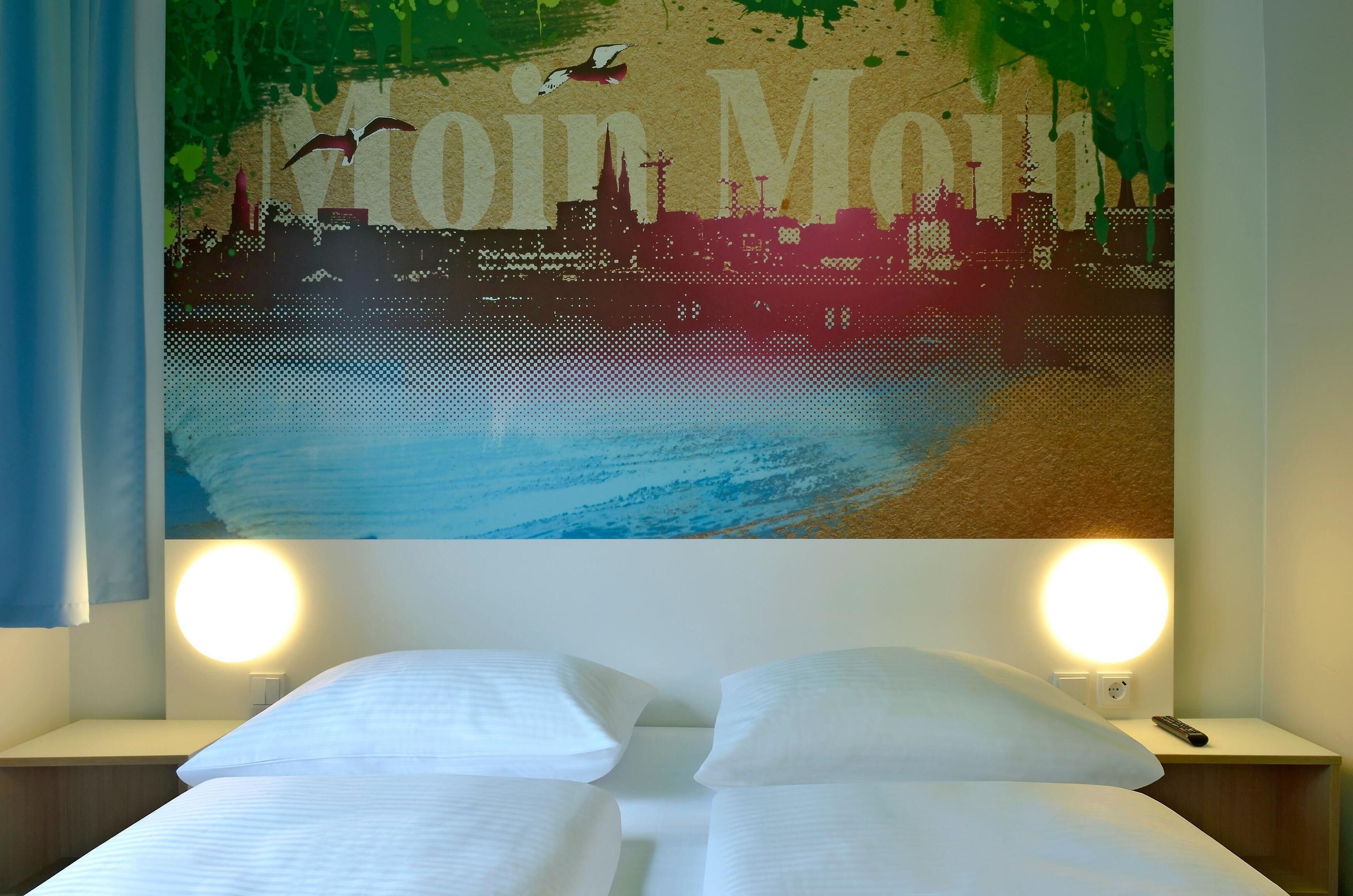 Escrivaninha, quartos à prova de som, Wi-Fi de cortesia, roupa de cama