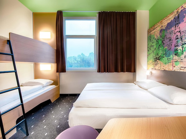 Escrivaninha, quartos à prova de som, Wi-Fi de cortesia, roupa de cama