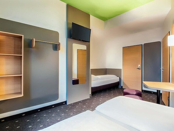 Quarto triplo | Escrivaninha, quartos à prova de som, Wi-Fi de cortesia, roupa de cama