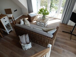 Maisonette - Apartment | Sala de estar | TV de ecrã plano 