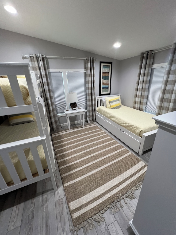 Blue Heron: Pet Friendly: Bike & Walk - Peninsula Beach, MI