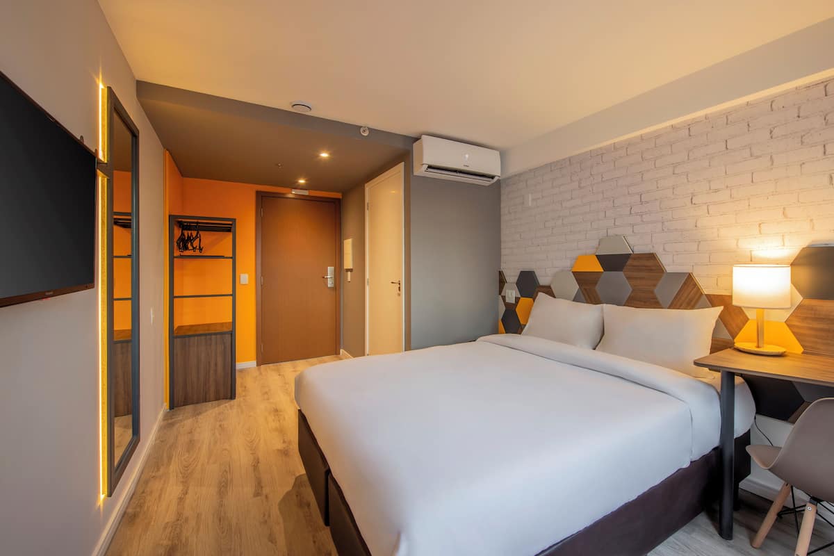 Minibar, secretária, ferro/tábua de engomar, Wi-fi grátis