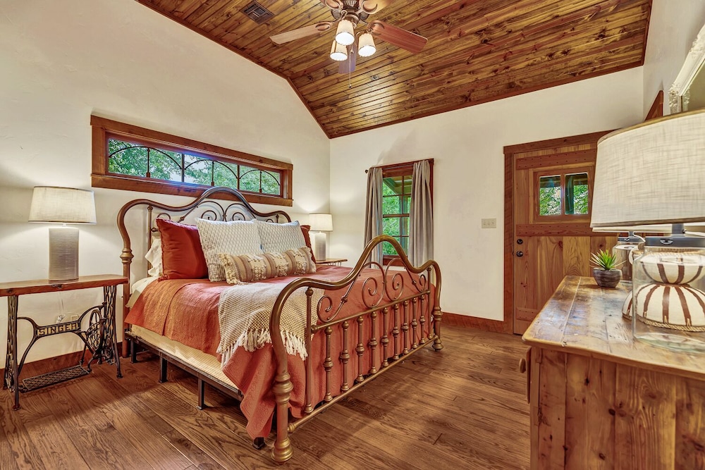 Firefly Guesthouse | Fireplace | Superb Location - Fredericksburg, TX