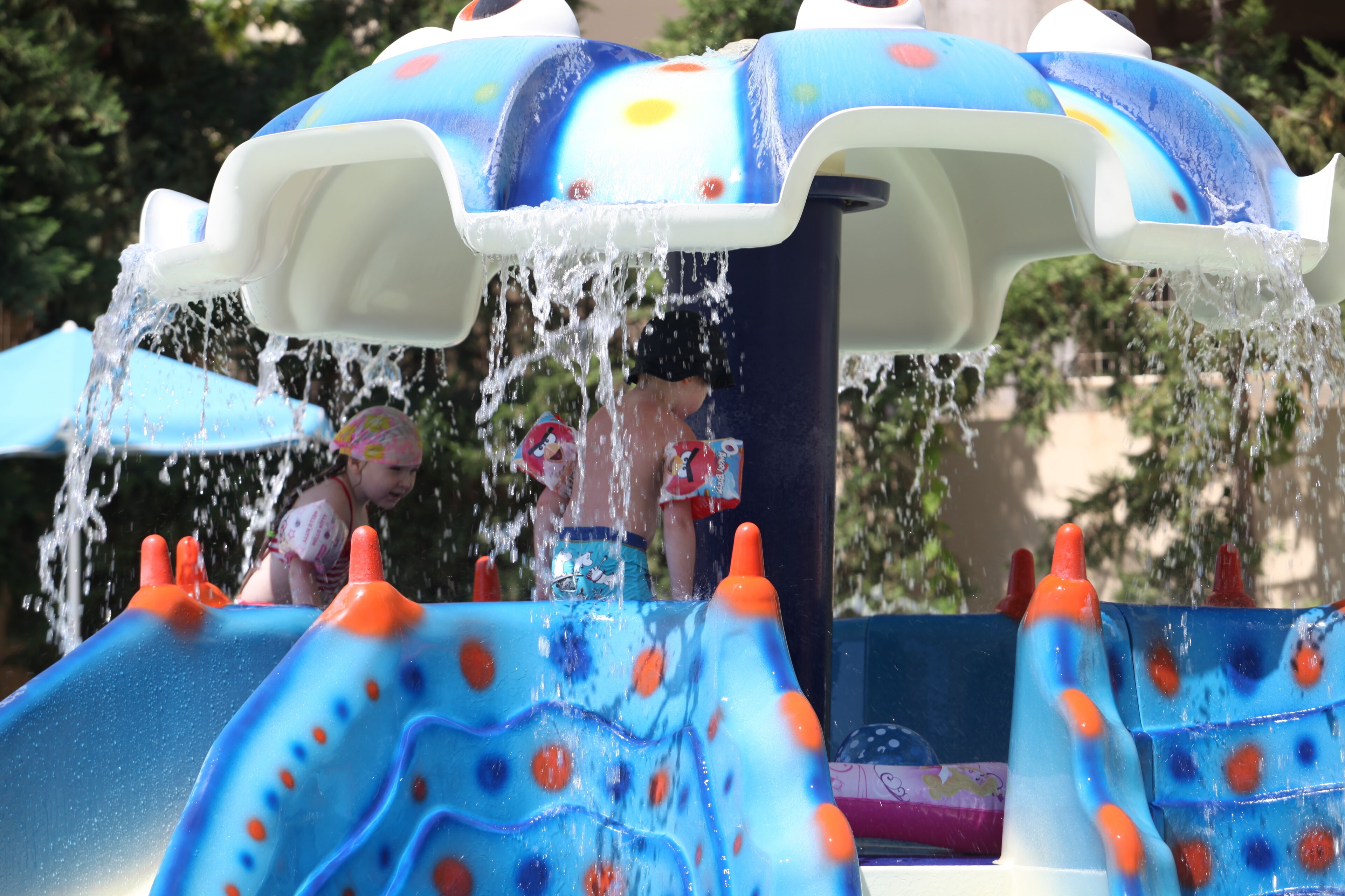 Piscina externa, guarda-sóis, espreguiçadeiras