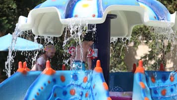 Piscina externa, guarda-sóis, espreguiçadeiras