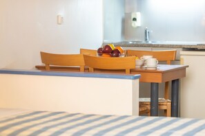 Quadruple Studio | Opções para refeição no quarto