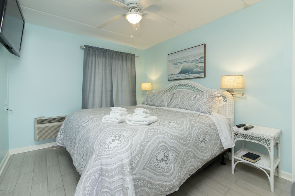 Wonderful Updated Oceanfront 1 Bedroom Condo! - Crescent Beach, FL