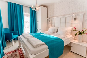 Quarto casal superior de uso individual | Frigobar, cofres nos quartos, escrivaninha, quartos à prova de som