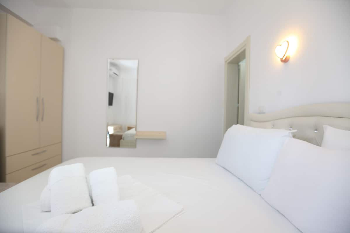 Quarto triplo | Roupas de cama antialérgicas, individualmente decorados