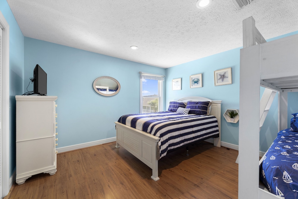 Gorgeous, Bright Townhome Close To Beach! - Panama City, FL