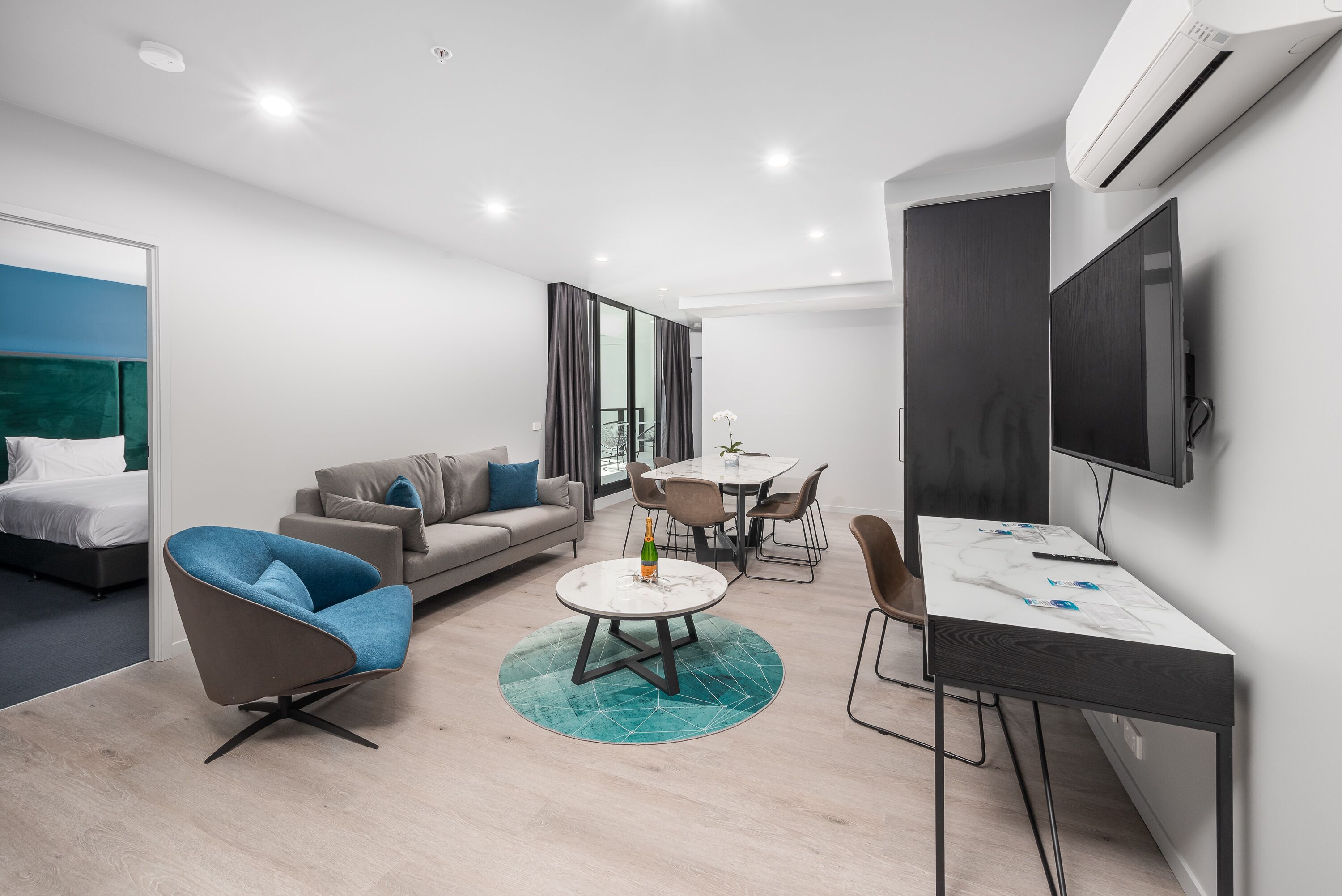 Apartamento, 2 quartos | Área de estar | Smart TV 50 polegadas com canais digitais, TV