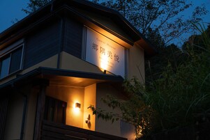 Fachada do alojamento (tarde/noite)