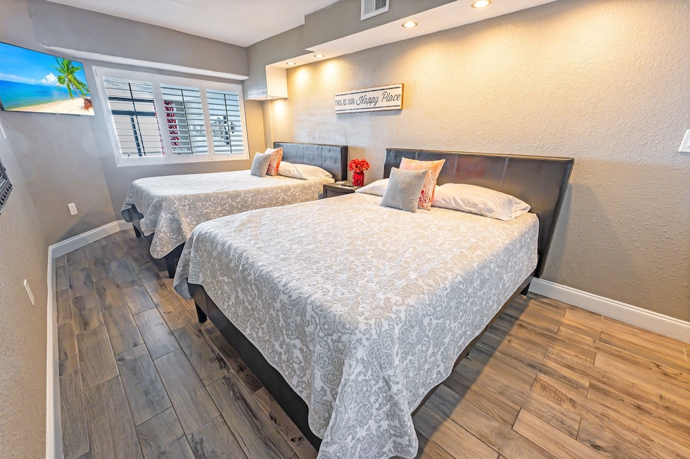 Beach Access! Elegant 1-br Retreat W/ Ocean Views - South Carolina