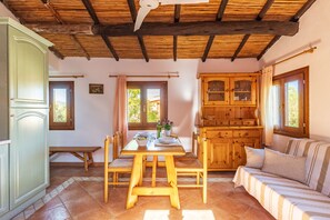 Um frigorífico, uma placa de cozinha, utensílios de cozinha, Congelador 