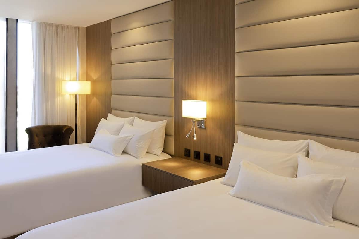 Quarto casal clássico, 2 camas Queen | Roupas de cama premium, edredons de pluma, frigobar, cofres nos quartos