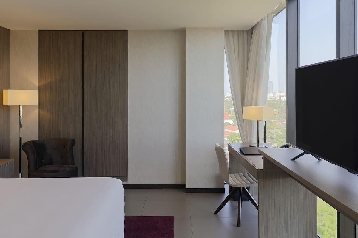 Quarto panorâmico, 1 cama King, vista para a cidade | Roupas de cama premium, edredons de pluma, frigobar, cofres nos quartos
