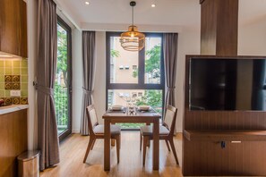 Apartamento Deluxe | Cozinha privada | Um frigorífico/congelador grande, um micro-ondas, um forno