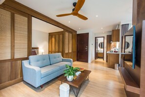 Apartamento Deluxe | Sala de estar | Smart TV