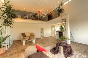 Chalé Premium (Haus Mühlensiek) | Sala de estar | TV de ecrã plano, matraquilhos, ténis de mesa, livros