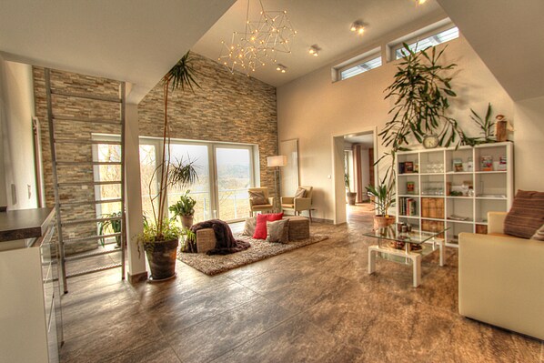 Chalé Premium (Haus Mühlensiek) | Sala de estar | TV de ecrã plano, matraquilhos, ténis de mesa, livros