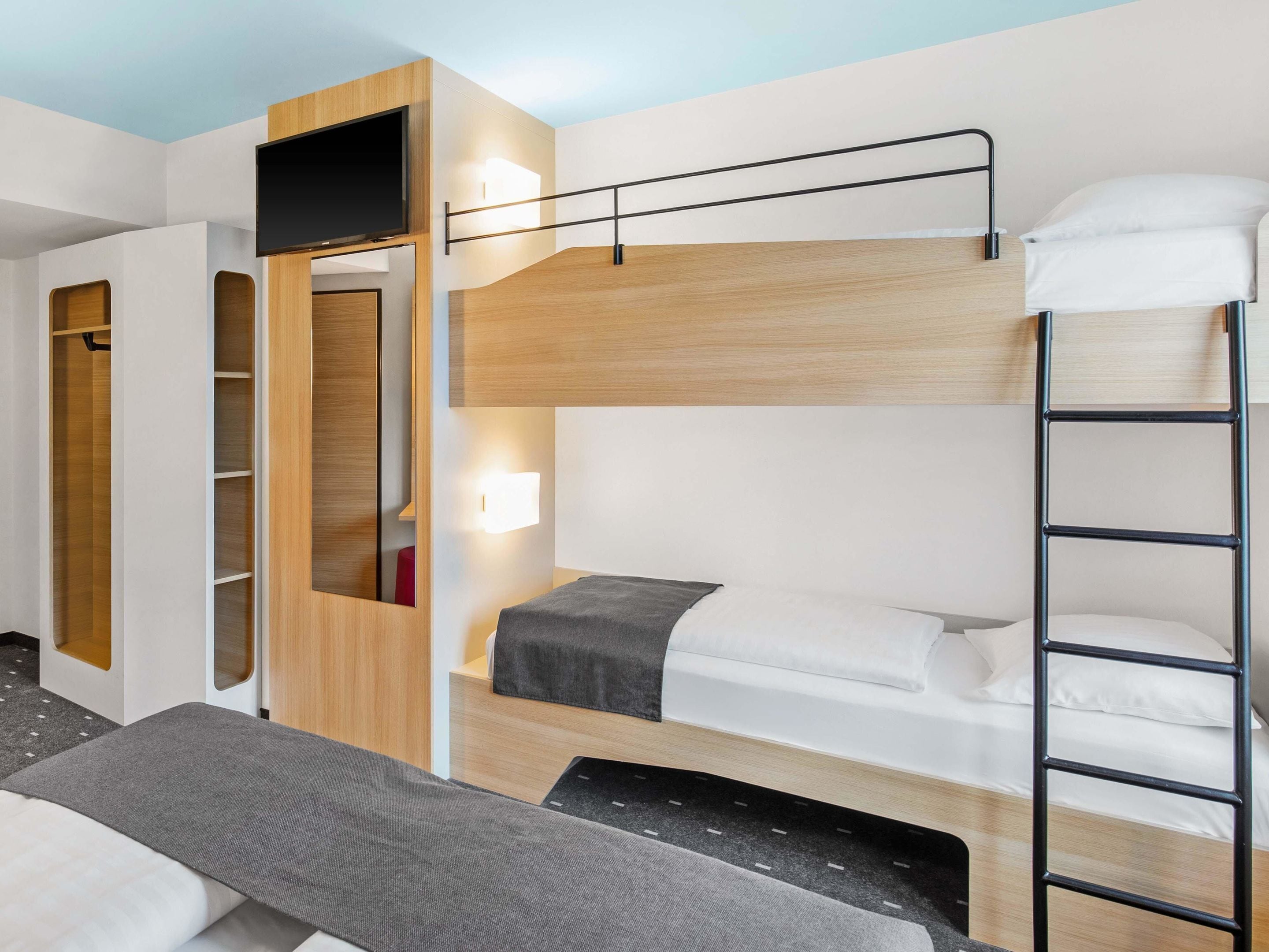 Quarto quádruplo | Roupas de cama antialérgicas, escrivaninha, quartos à prova de som