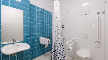 Chuveiro, secador de cabelo, toalhas de banho, sabonete