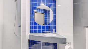 Escrivaninha, quartos à prova de som, Wi-Fi de cortesia, roupa de cama