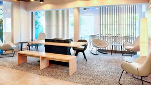 Uma sala de reunião moderna com uma mesa de madeira, cadeiras e um banco.