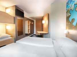 Quarto Quádruplo | Roupa hipoalergénica, secretária, Wi-fi grátis, roupa de cama fornecida