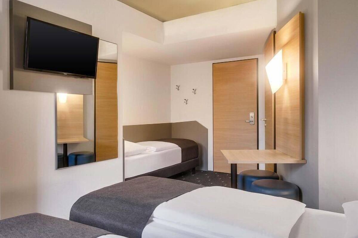 Quarto Triplo | Roupa hipoalergénica, secretária, quartos insonorizados, Wi-fi grátis