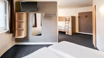 Quarto quádruplo | Roupas de cama antialérgicas, escrivaninha, Wi-Fi de cortesia