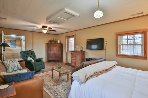 Historic Milk House Cottage Pond With Fire Pit - Lovettsville, VA