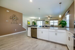 Villa (9030SD Amazing Champions Gate 8 Bedro) | Cozinha privada | Um frigorífico, um micro-ondas, utensílios de cozinha