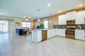 Villa (9030SD Amazing Champions Gate 8 Bedro) | Cozinha privada | Um frigorífico, um micro-ondas, utensílios de cozinha