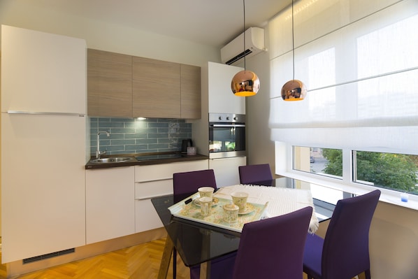 Apartamento família | Cozinha privada | Geladeira, fogão, cooktop, lava-louças