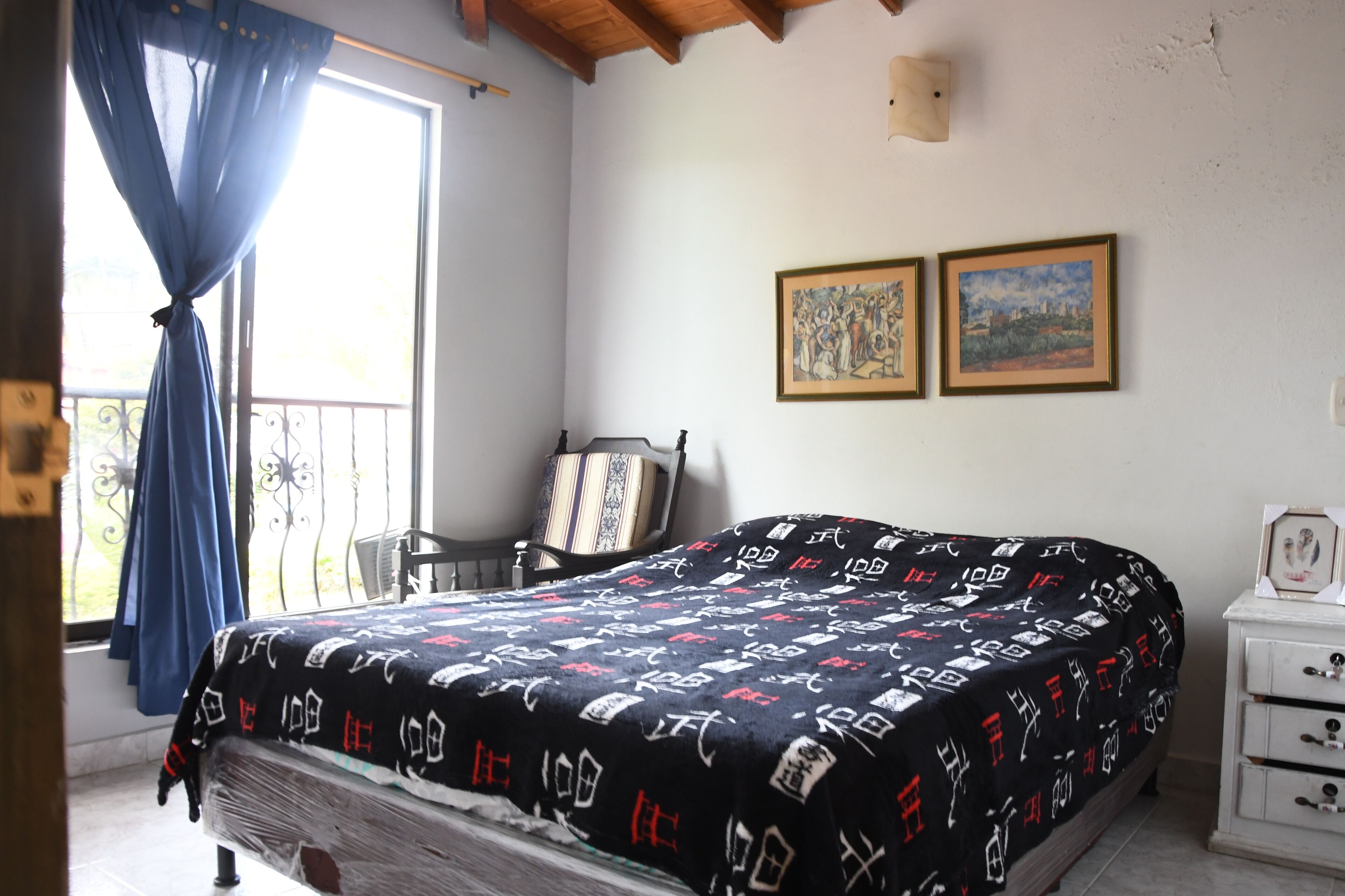 Disfruta De Los Zócalos Y Colores En Guatapé - Guatapé