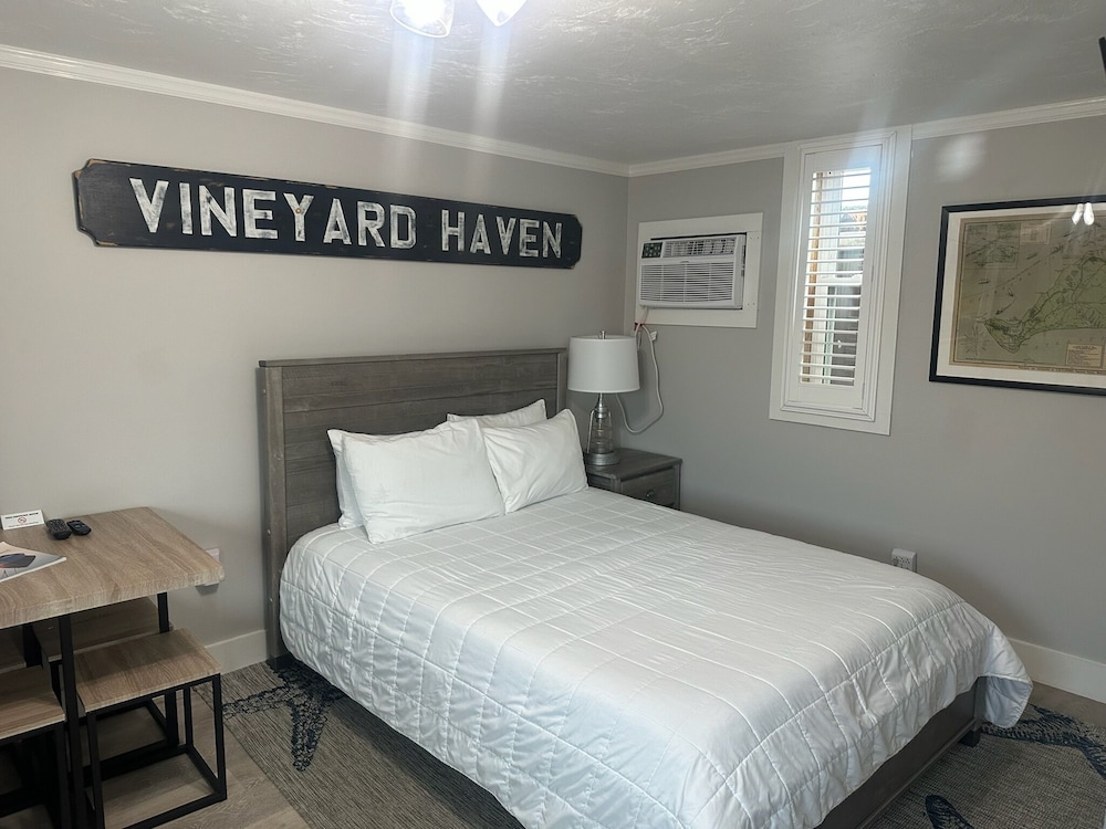 Vineyard Harbor Motel - Private Beach - Falmouth, MA