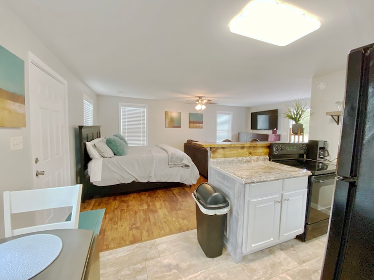 Furnished Blue Door Studio Home Central- Near Restaurants, Shopping And Lake - Hot Springs, AR