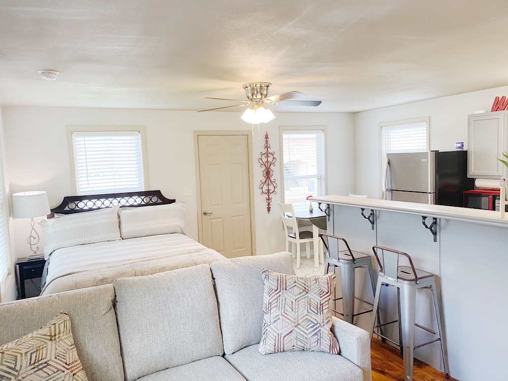 Furnished Red Studio Central Location Near Restaurants, Lake & Shopping - 아칸소