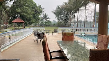 Piscina exterior, espreguiçadeiras