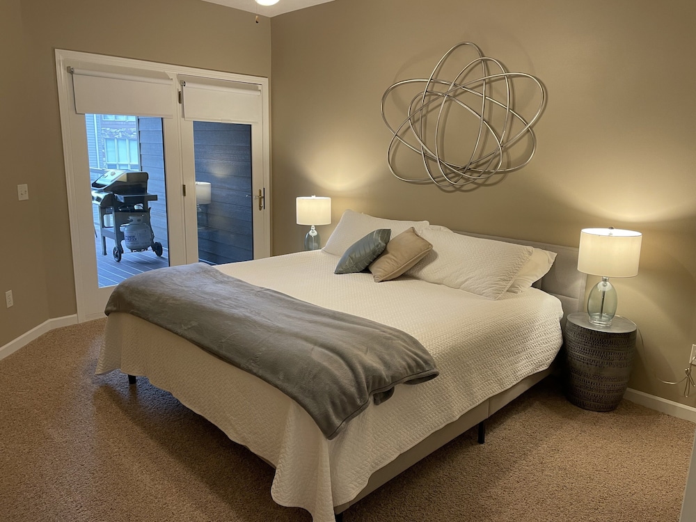 Lake View Condo! Updated Unit With 8 Beds And 6 Waterpark Passes At Bridges Bay. - Okoboji, IA