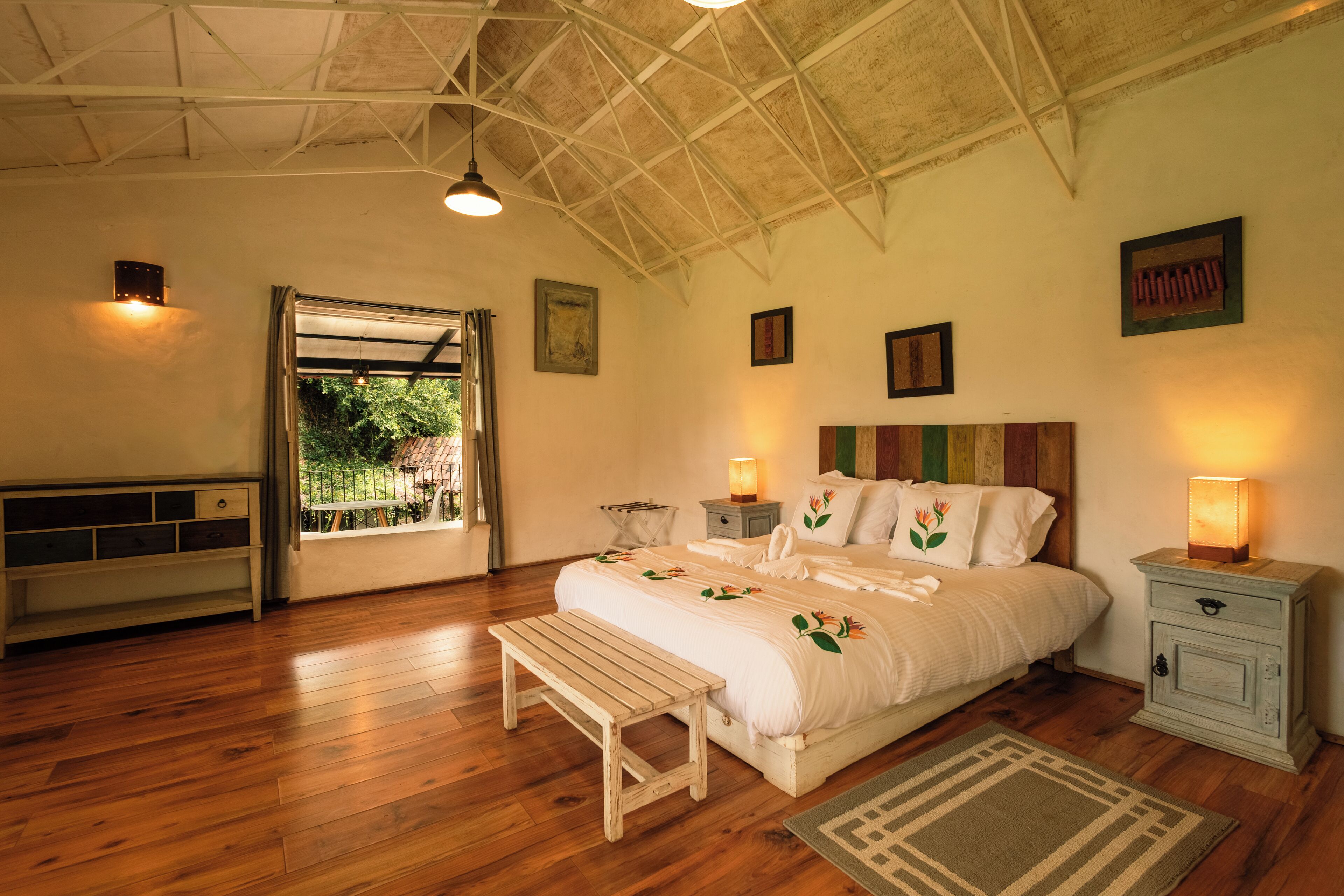 Quarto Deluxe, 1 cama queen-size, casa de banho anexa, vista para o vale | Roupa de alta qualidade, edredões de penas, com decoração personalizada 