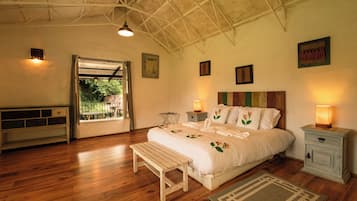 Quarto luxo, 1 cama Queen, suíte, vista para o vale | Roupas de cama premium, edredons de pluma, individualmente decorados