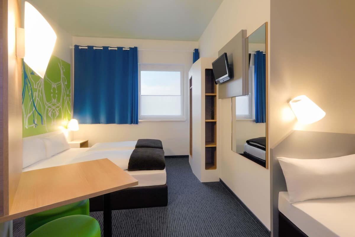 Quarto triplo | Roupas de cama antialérgicas, escrivaninha, Wi-Fi de cortesia